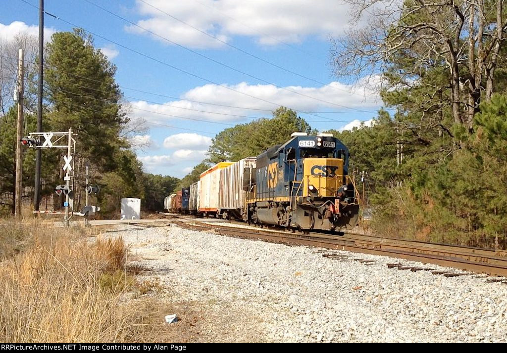 CSX 6141 heads into Fairburn yard with a local